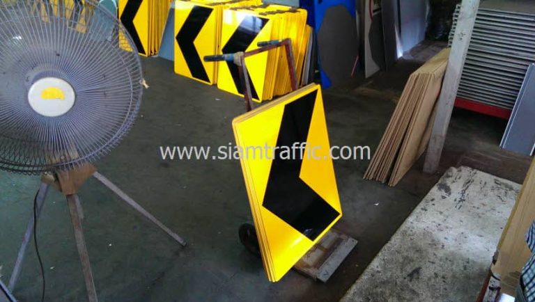 Chevron sign warning sign